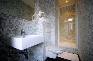 Um polibã, artigos de higiene pessoal grátis, um secador de cabelo 