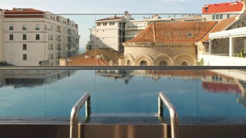 Piscina exterior, guarda-sóis, espreguiçadeiras 
