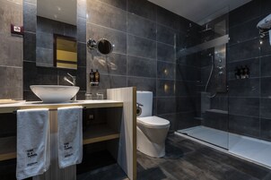 Quarto Quádruplo | Casa de banho | Um polibã, artigos de higiene pessoal grátis, um secador de cabelo