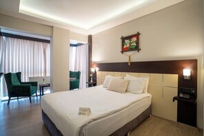 Roupa de alta qualidade, minibar, cofre no quarto, secretária