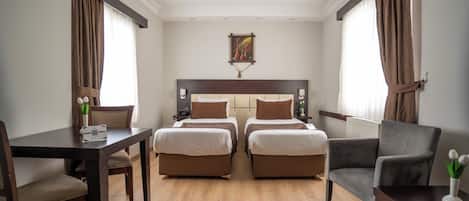 Quarto Duplo ou Twin Standard | Roupa de alta qualidade, minibar, cofre no quarto, secretária