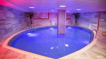 Piscina interior, da(s) 12:00 à(s) 22:00, toldos gratuitos