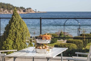 Pequenos-almoços servidos, cozinha local, com vista para a praia 