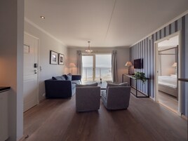 Apartamento Superior, 1 quarto, vista para o mar | Sala | TV de ecrã plano 