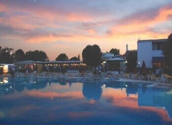 2 piscinas exteriores, espreguiçadeiras