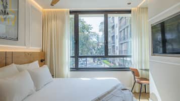 Quarto clássico | Roupas de cama premium, cofres nos quartos, escrivaninha