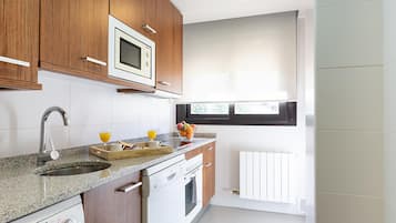 Geladeira grande, micro-ondas, fogão, cooktop