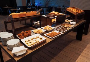 Café da manhã com buffet grátis todos os dias