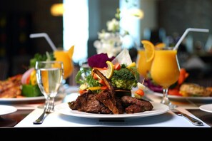 Café da manhã com buffet todos os dias (SAR 92 por pessoa) 