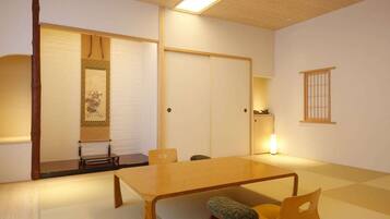 Suíte em estilo japonês | Roupas de cama premium, edredons de pluma, cofres nos quartos