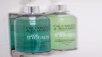 Duas embalagens de gel de banho para o corpo Gilchrist & Soames, linha spa therapy.