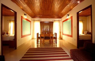 Quarto Deluxe, 2 quartos | Cofre no quarto, secretária, quartos insonorizados 