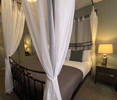 Quarto Duplo Superior | Cofre no quarto, ferro/tábua de engomar, berço de viagem, Wi-fi grátis 