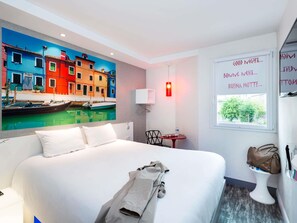 Quarto casal standard, 1 cama de casal | Roupas de cama premium, cofres nos quartos, escrivaninha