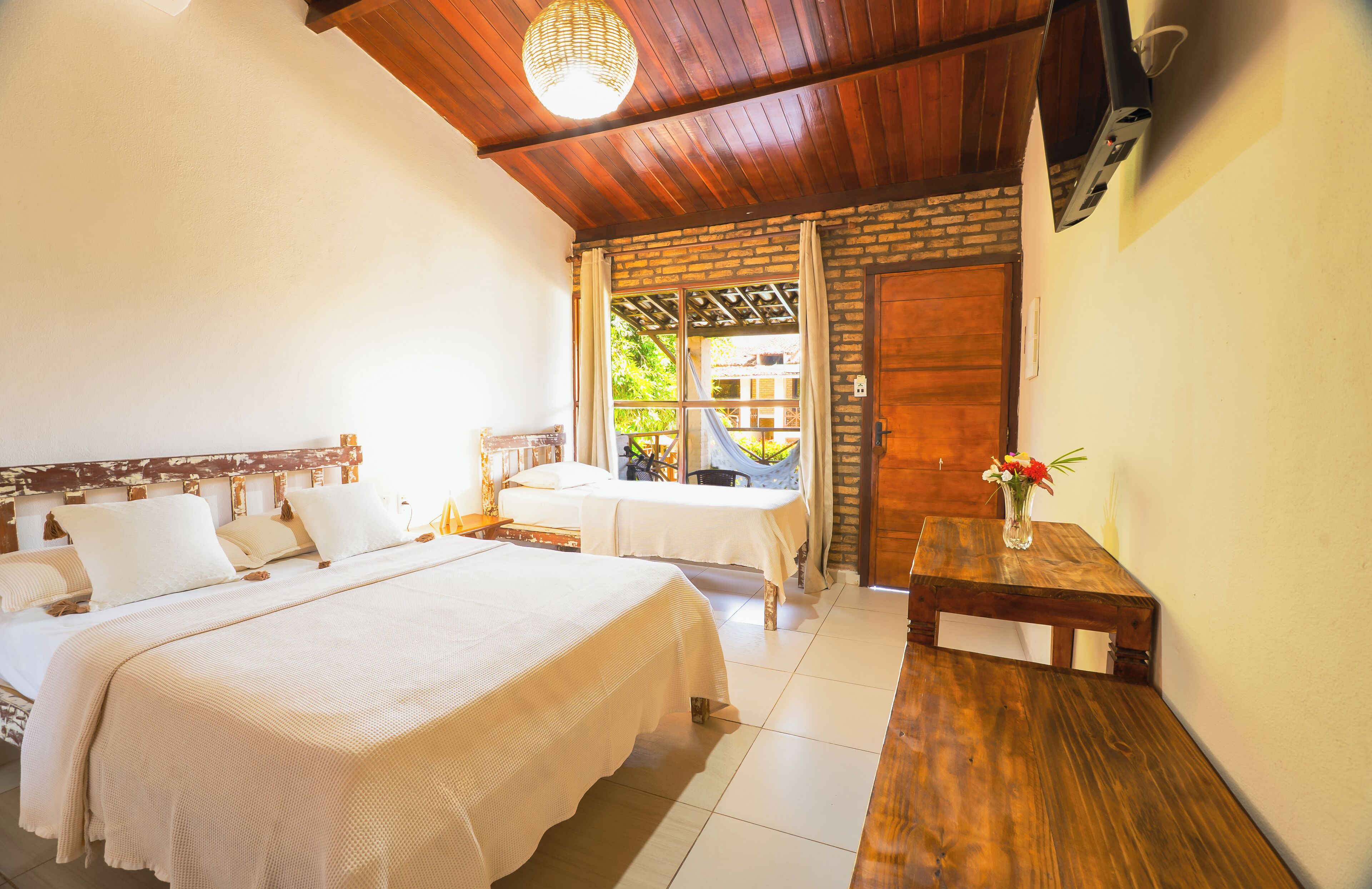 Quarto executivo, varanda, vista para a piscina | Frigobar, cortinas blackout, Wi-Fi de cortesia, roupa de cama