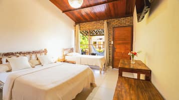 Quarto executivo, varanda, vista para a piscina | Frigobar, cortinas blackout, Wi-Fi de cortesia, roupa de cama