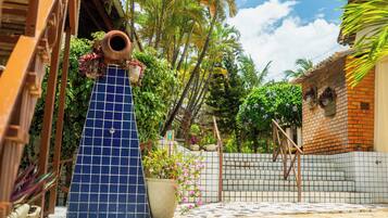 Piscina externa, espreguiçadeiras