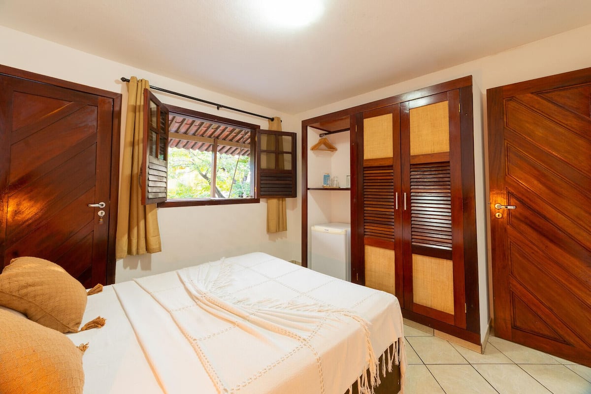 Minibar, cortinas/cortinados opacos, Wi-fi grátis