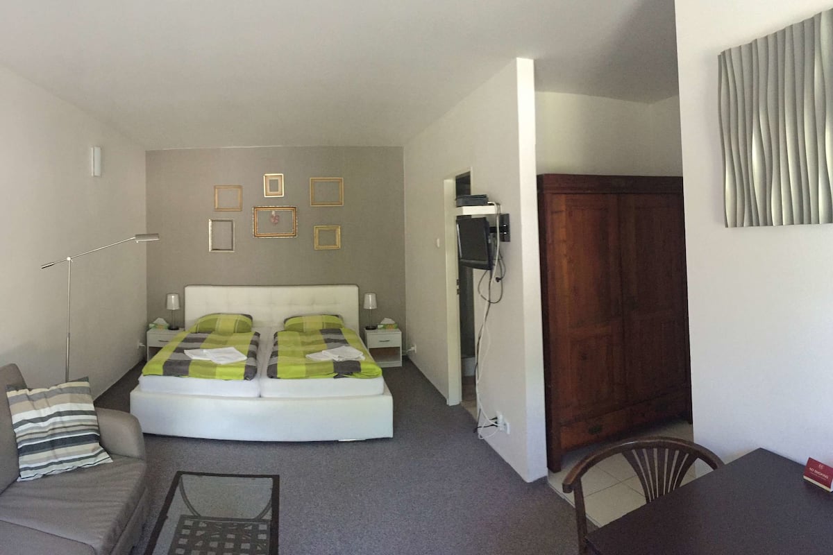 Quarto casal luxo, 1 cama de casal, terraço, vista para o jardim | Roupas de cama premium, camas Select Comfort, cofres nos quartos