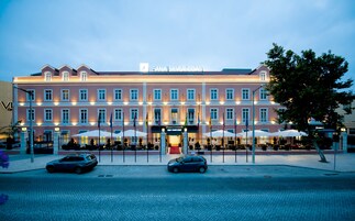 Fachada da propriedade à noite