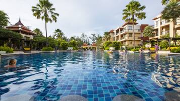 Piscina exterior, toldos gratuitos, guarda-sóis