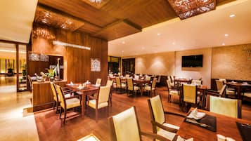 Pequeno-almoço tipo buffet diário (883 THB por pessoa)