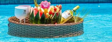 Piscina externa, espreguiçadeiras