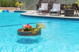 Piscina externa, espreguiçadeiras