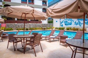Piscina externa, espreguiçadeiras