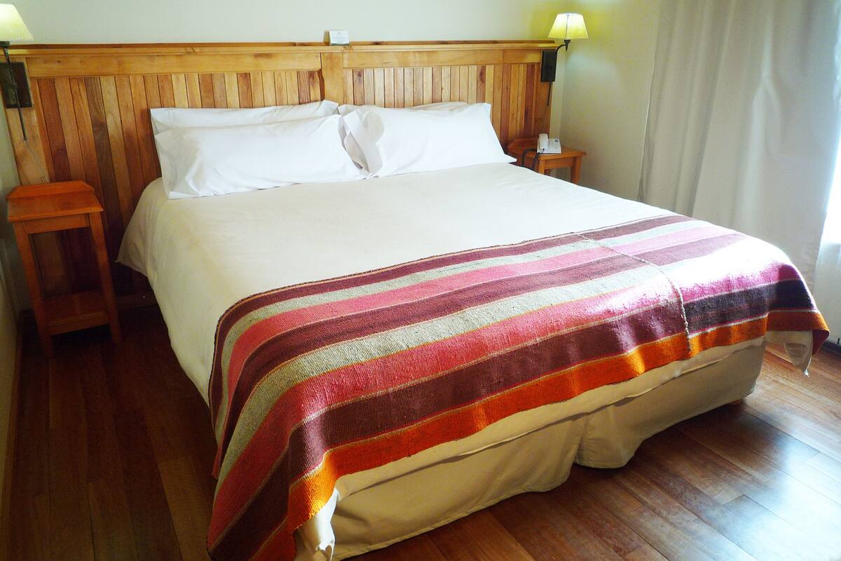 Quarto Clássico | Lençóis de algodão egípcio, camas de colchão pillowtop, cofre no quarto 