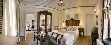 Suite, banheira de hidromassagem | Roupa de alta qualidade, edredões de penas, minibar 