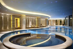 Piscina interior, piscina exterior 