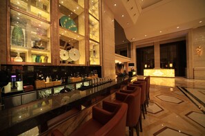 3 restaurantes: servem pequenos-almoços, almoços, jantares e brunches