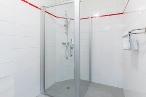 Apartamento | Banheiro | Secador de cabelo (mediante solicitação), toalhas de banho, sabonete 