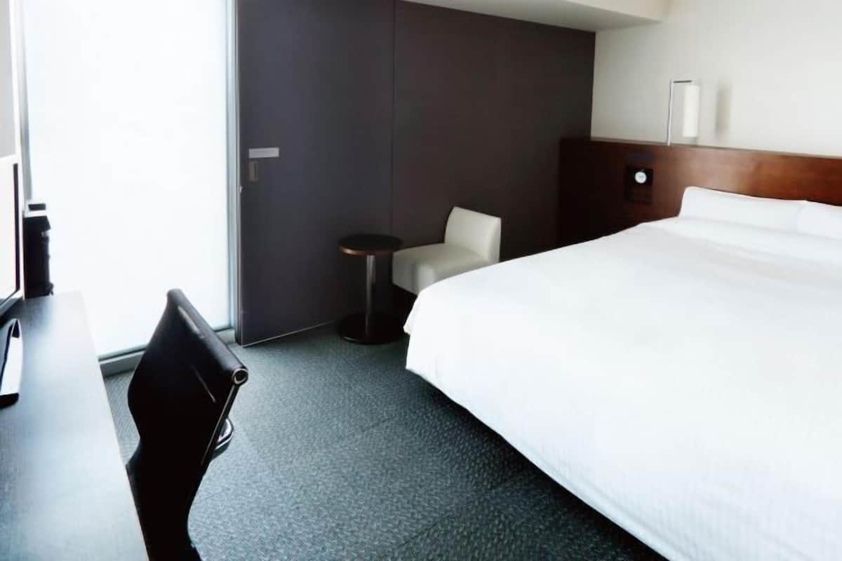 Roupas de cama premium, escrivaninha, Wi-Fi de cortesia, roupa de cama