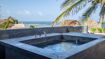 Deluxe Oceanfront king size bed with plunge pool and terrace | Terraço/pátio