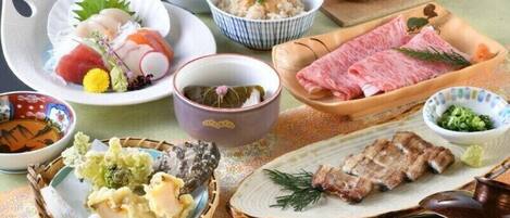 Diversos pratos japoneses dispostos sobre uma mesa, incluindo sushi, sashimi e outras iguarias tradicionais, com um cenário decorativo de flores de cerejeira.
