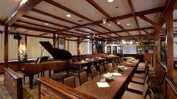 2 restaurantes, almoços servidos, cozinha internacional