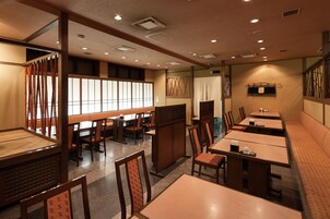 Café da manhã, almoço e jantar; culinária japonesa 