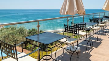 Na praia, guarda-sóis de praia, toalhas de praia