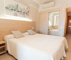 Quarto Duplo, varanda | Minibar, cofre no quarto, secretária, Wi-fi grátis 