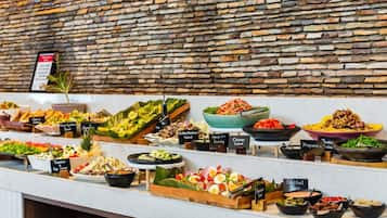 Serviço de café da manhã, almoço, jantar; vistas para a piscina