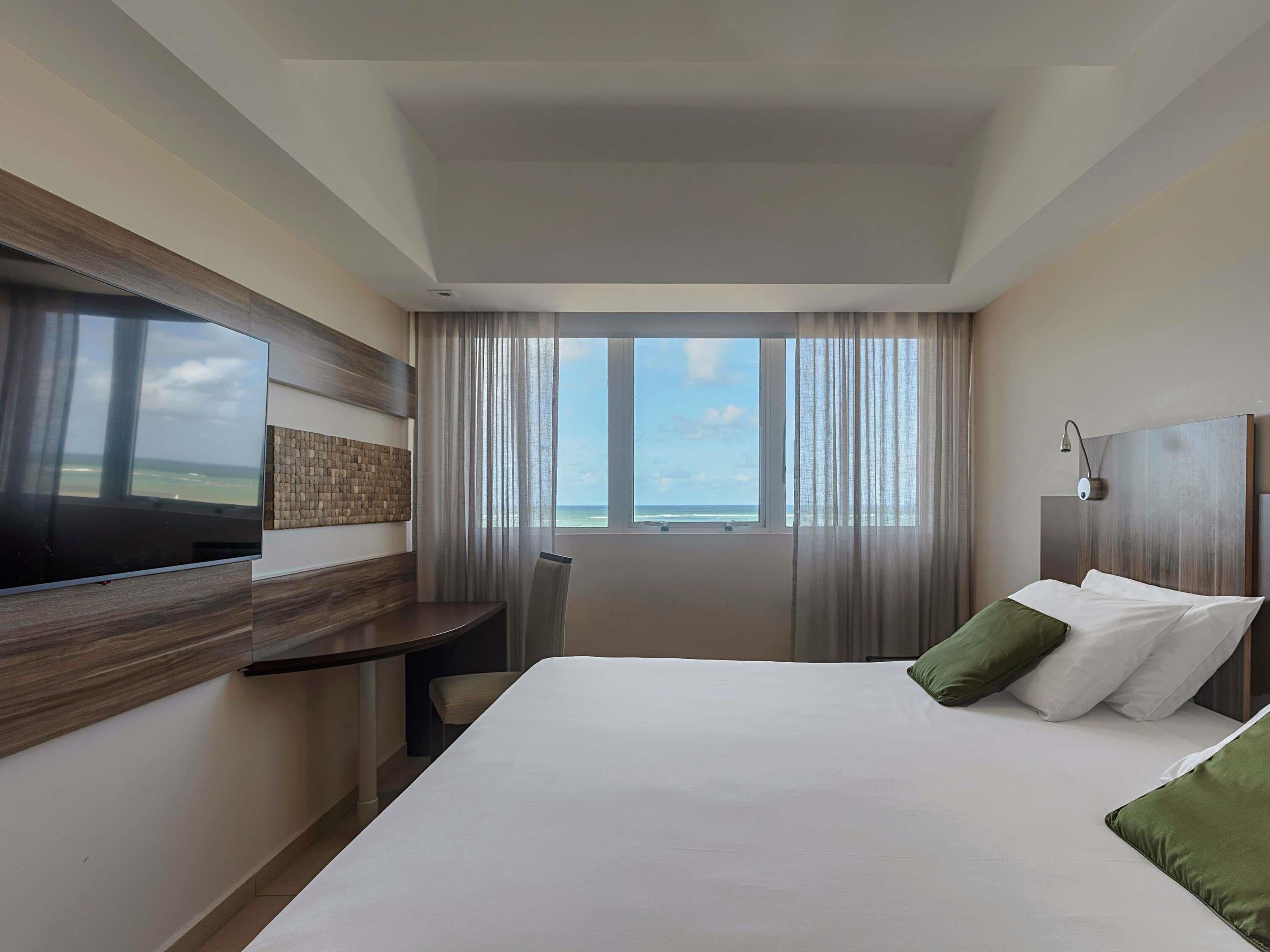 Quarto Superior, 1 cama de casal, vista para o mar | Cofre no quarto, secretária, cortinas/cortinados opacos 