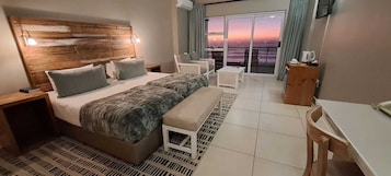 Quarto duplo superior, 2 camas de solteiro, vista para a praia, de frente para a praia | Cofres nos quartos, escrivaninha, cortinas blackout