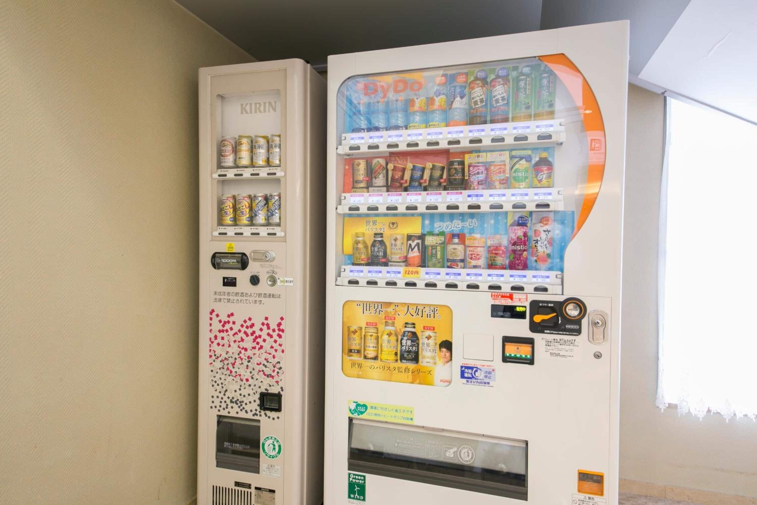 Duas máquinas automáticas com diversas bebidas e petiscos.