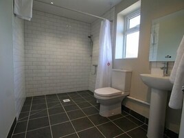 Quarto Triplo Standard, casa de banho anexa, vista para o jardim (with veranda) | Casa de banho