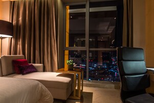 Edredões de penas, minibar, cofre no quarto 