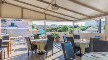 Pequenos-almoços, almoços, jantares servidos, com vista para a piscina
