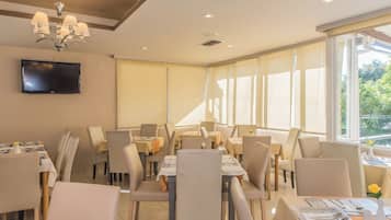 Pequenos-almoços, almoços, jantares servidos, com vista para a piscina