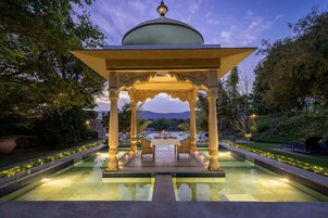 Piscina exterior, guarda-sóis, espreguiçadeiras 